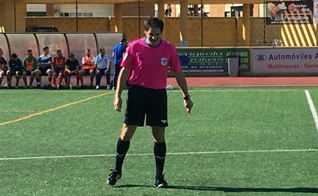 Brutal agresión al árbitro en el derbi de Fuengirola de Primera ...