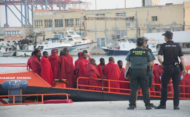 Trasladan a Málaga a otros 55 inmigrantes | Diario Sur