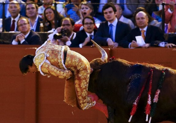 Roca Rey debuta en Sevilla sin suerte | Diario Sur