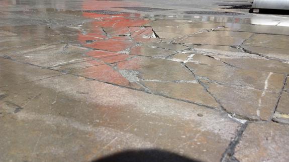 Suelos inestables para los peatones | Diario Sur