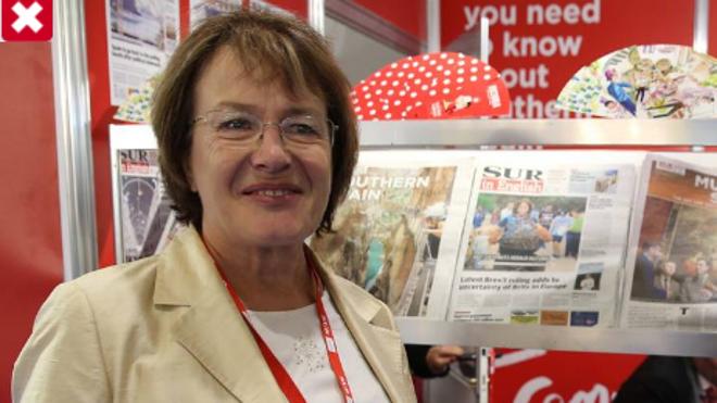 La reina Isabel II galardona a Liz Parry, exeditora de SUR in English ...